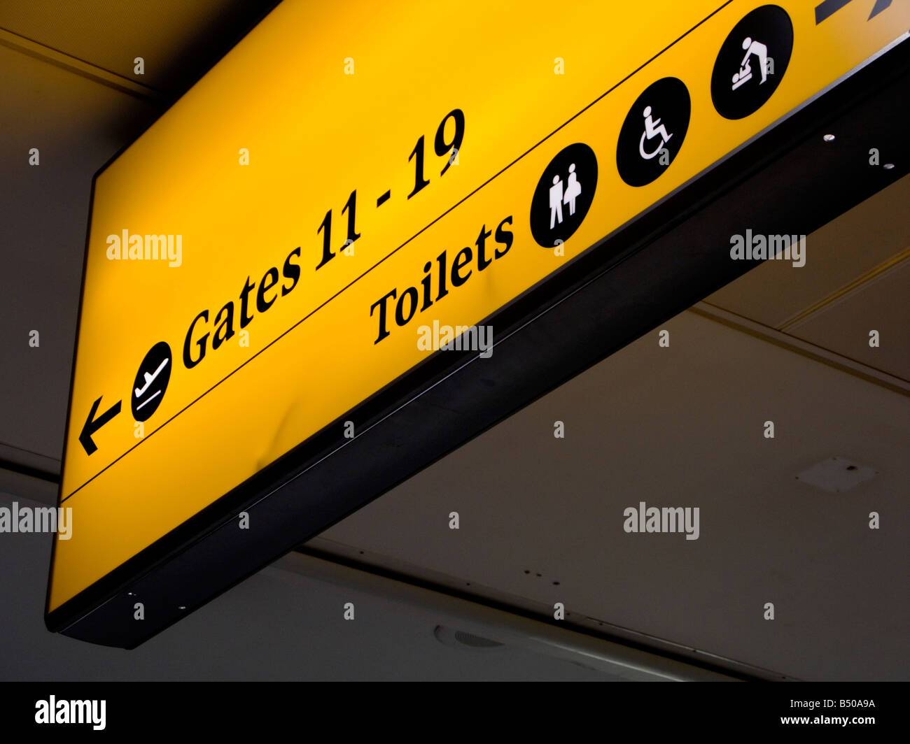 Heathrow airport departure gate hi-res stock photography and images - Alamy