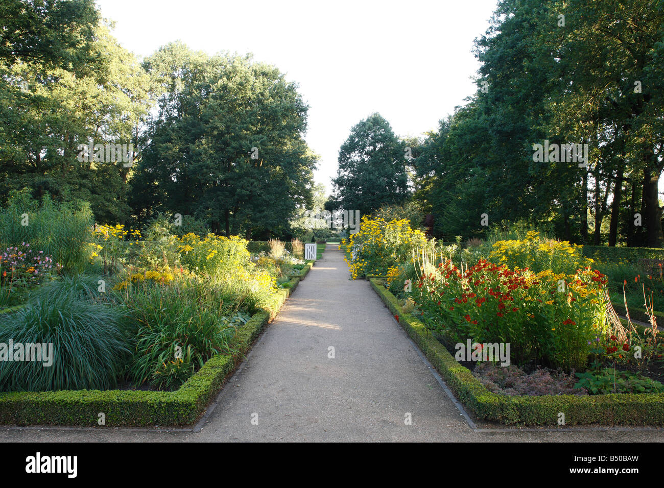 Englischer blumengarten hi-res stock photography and images - Alamy