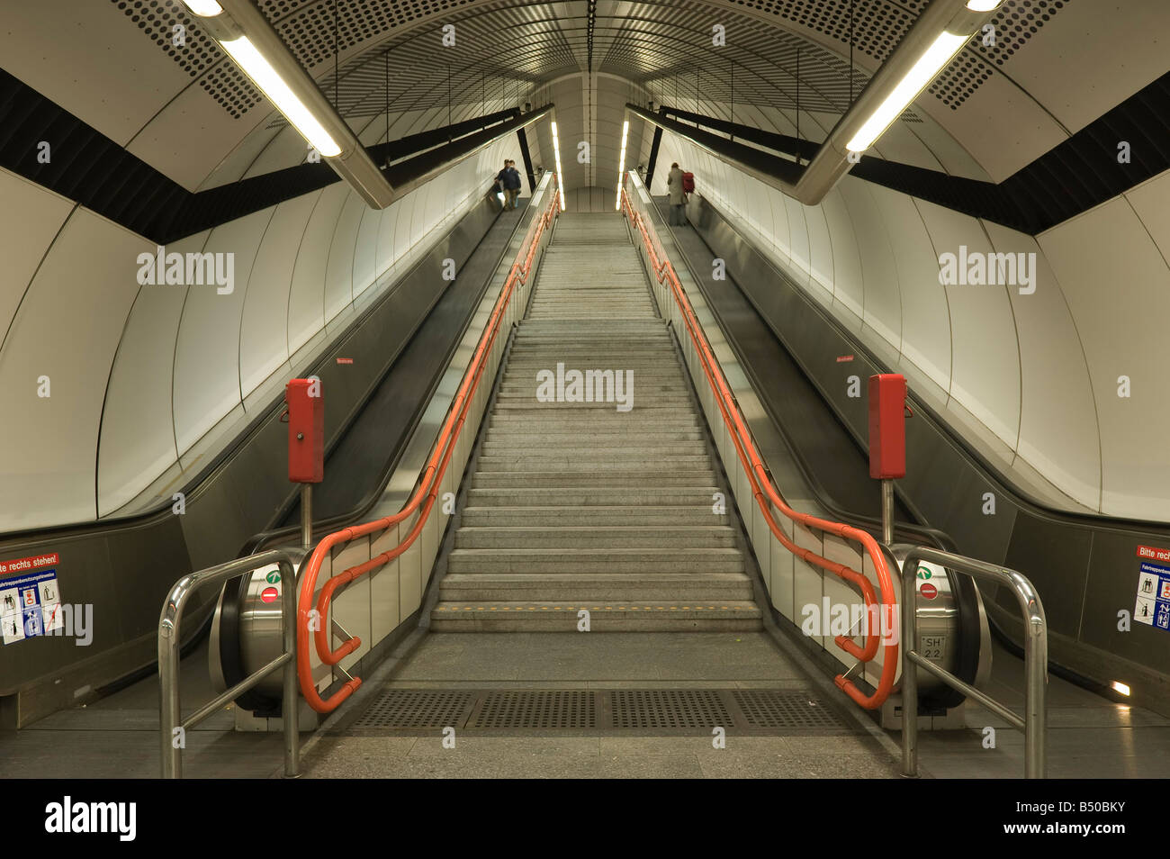 Vienna U Bahnlinie U3 Station Schweglerstraße Stock Photo - Alamy