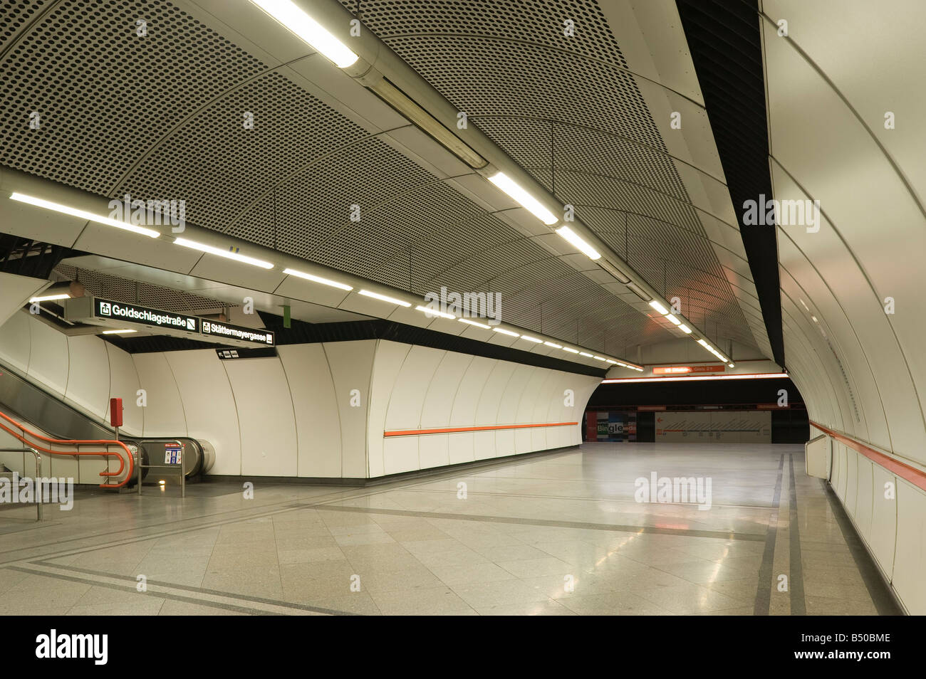 Vienna U Bahnlinie U3 Station Schweglerstraße Stock Photo - Alamy