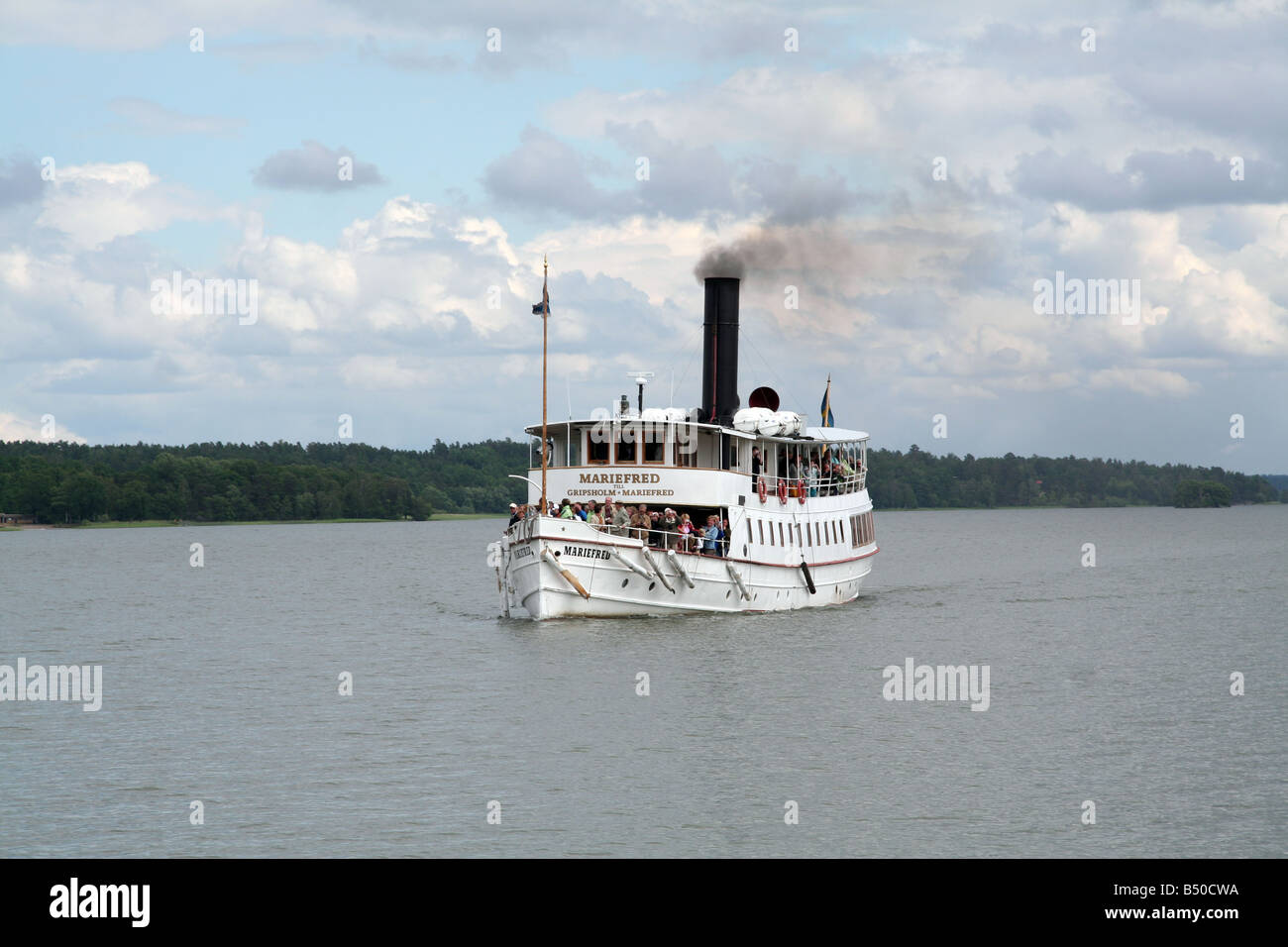 Steam ship funnel smoke lake hi-res stock photography and images - Alamy