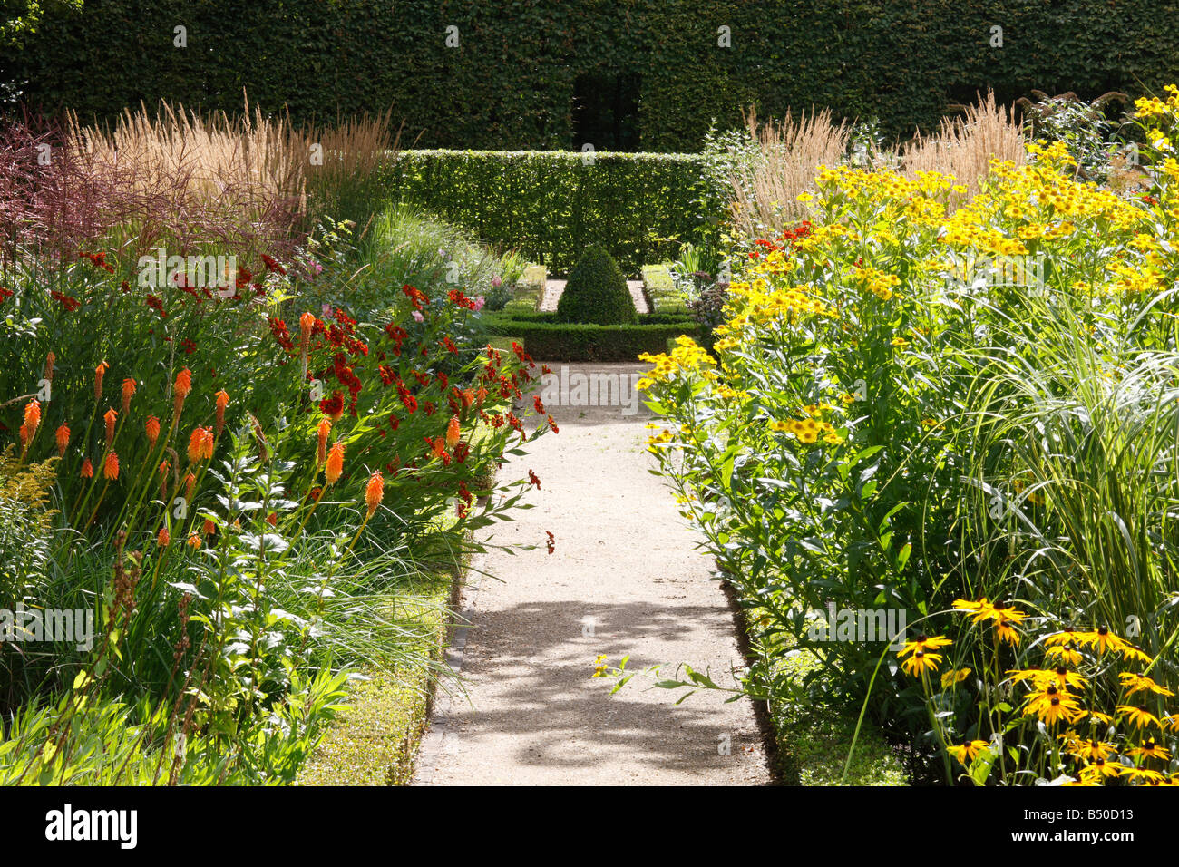 Englischer blumengarten hi-res stock photography and images - Alamy
