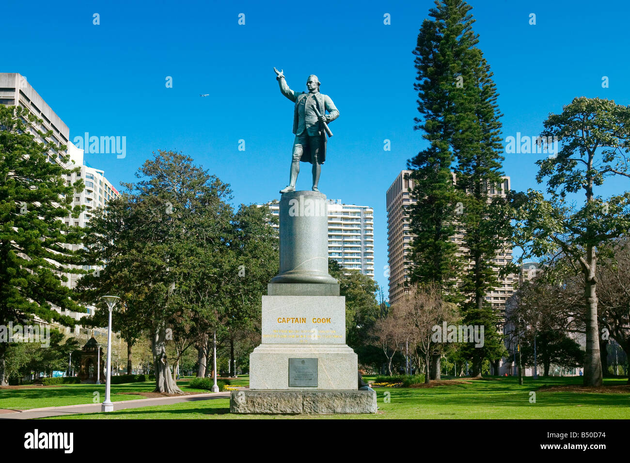 Captain cook statue australia hi-res stock photography and images - Alamy