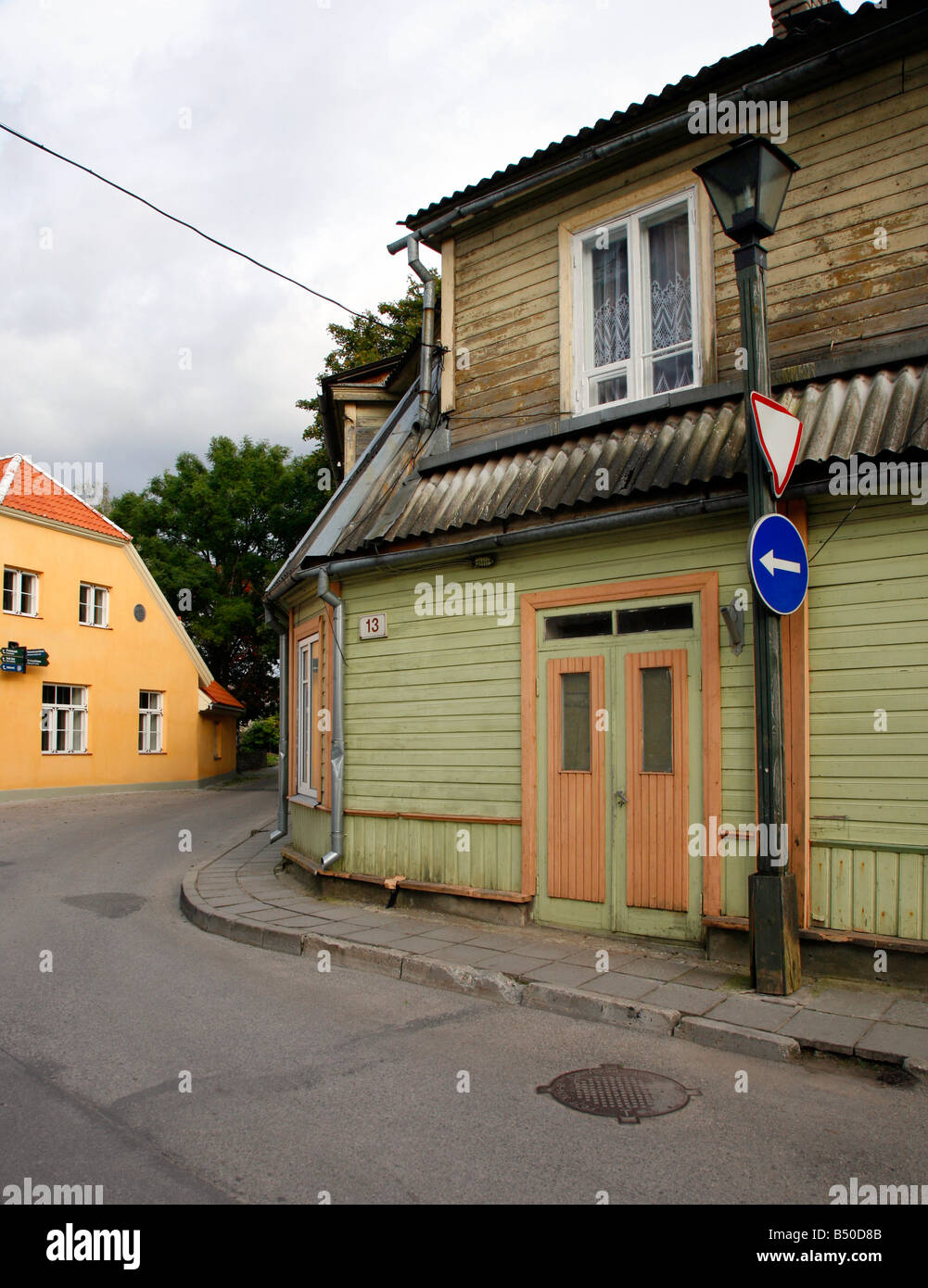House on the corner hi-res stock photography and images - Alamy
