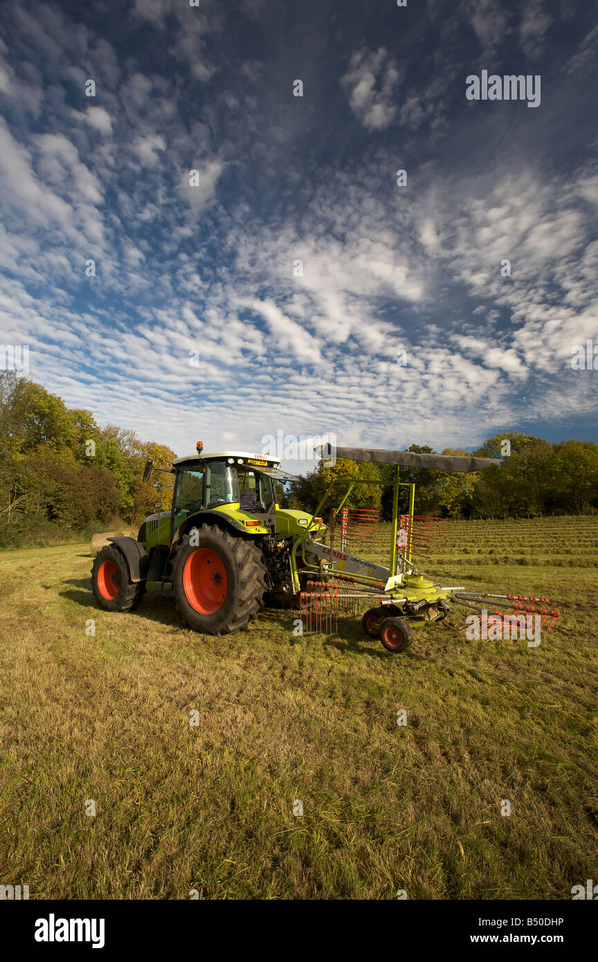 Claas Ares 697 ATZ rowing up a silage crop UK Stock Photo - Alamy