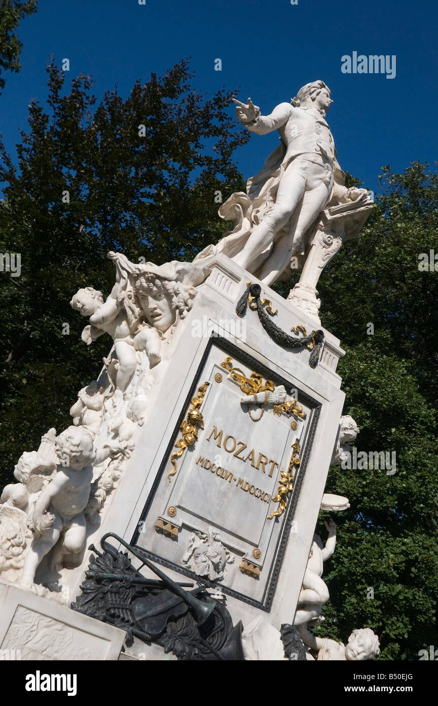 Wien Mozartdenkmal Vienna Mozart Monument Stock Photo - Alamy