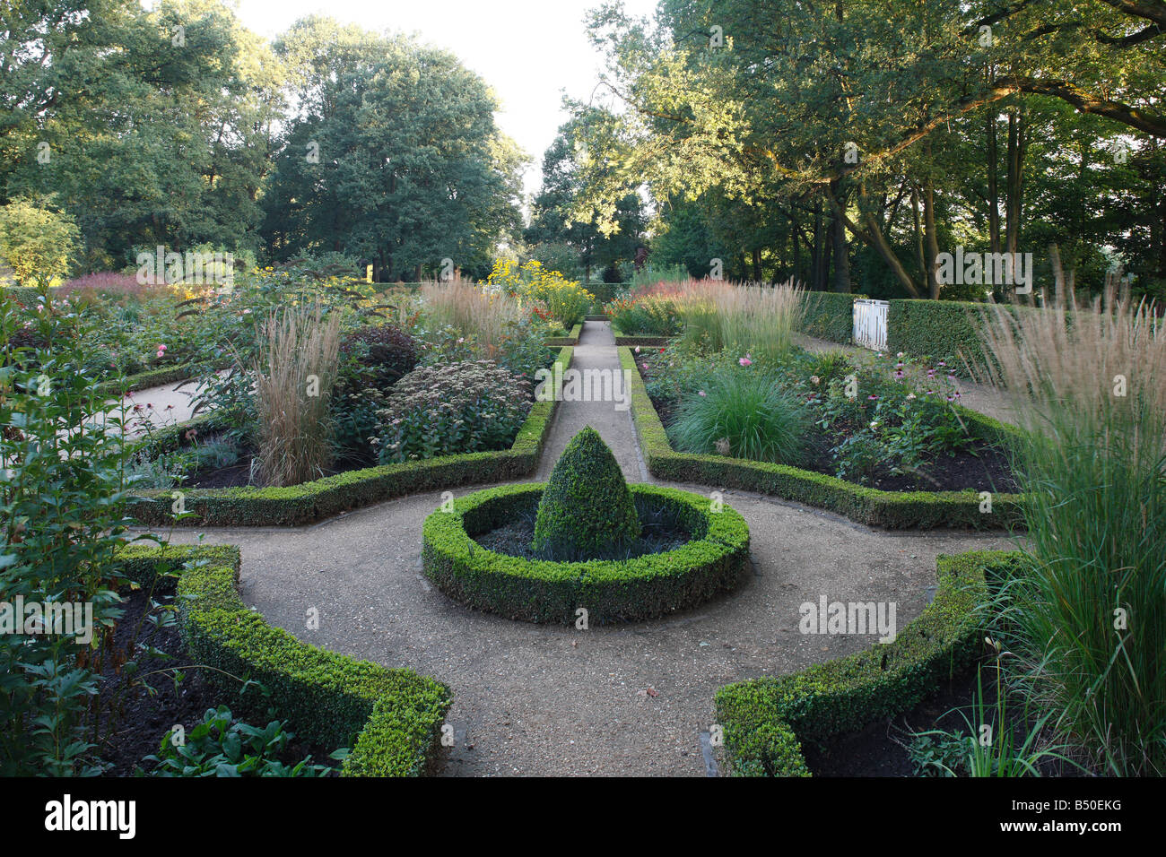 Englischer blumengarten hi-res stock photography and images - Alamy