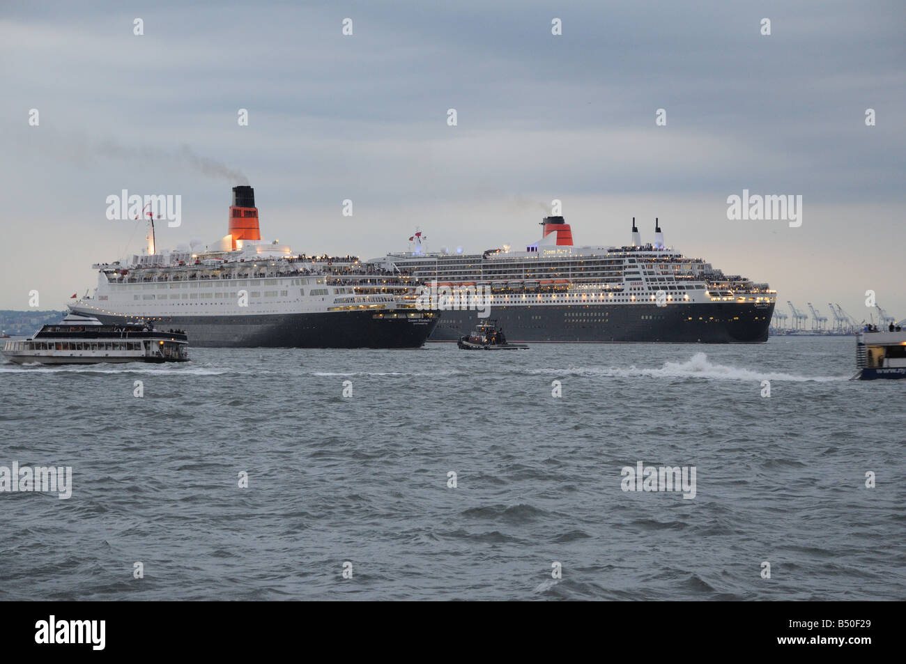 Queen mary 2 new york hi-res stock photography and images - Alamy
