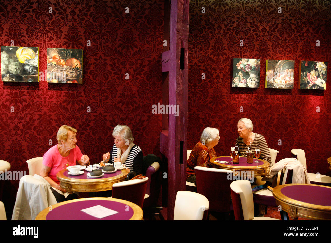 Classical french cafe hi-res stock photography and images - Alamy