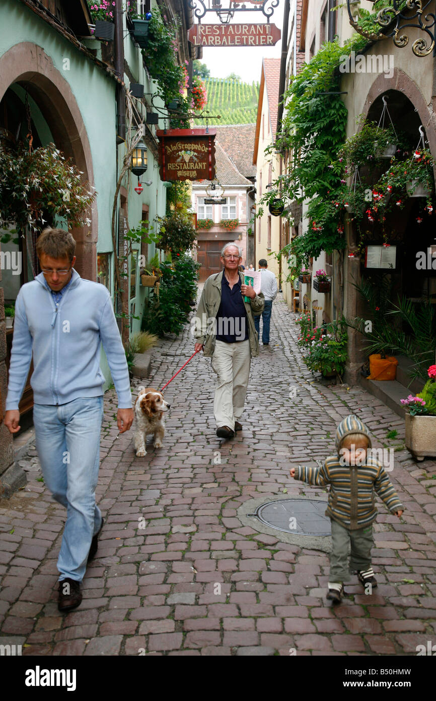 French village street scene hi-res stock photography and images - Alamy