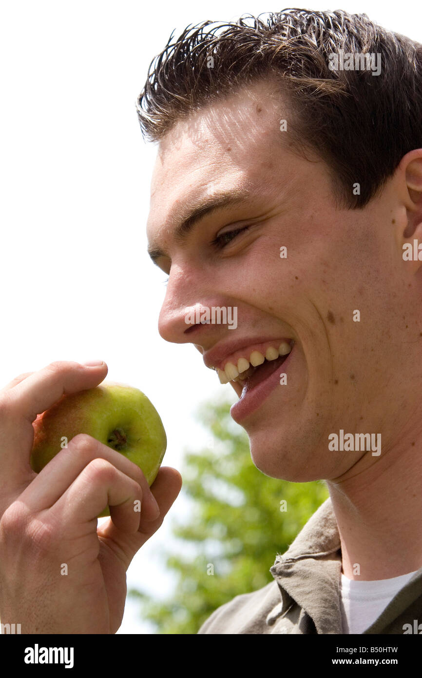 Junge it einen apfel hi-res stock photography and images - Alamy