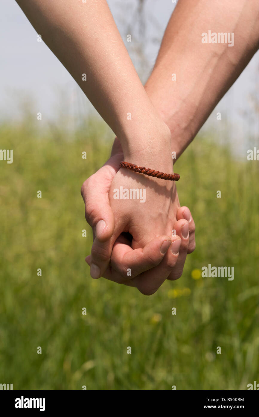 Hände halten paar hi-res stock photography and images - Alamy