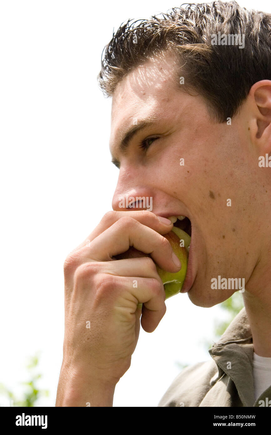 Junge it einen apfel hi-res stock photography and images - Alamy