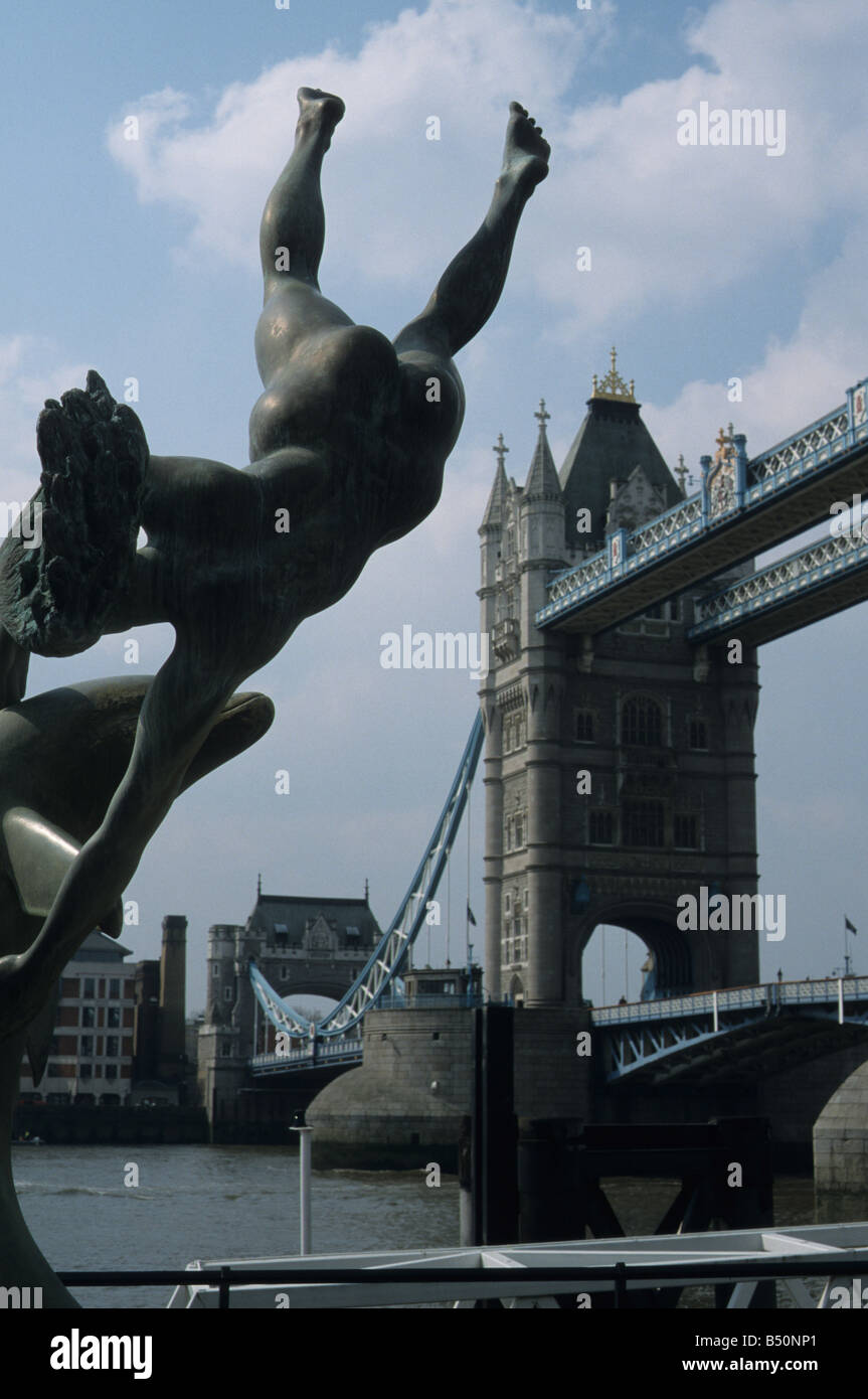 In front of tower thistle hotel near tower bridge hi-res stock ...