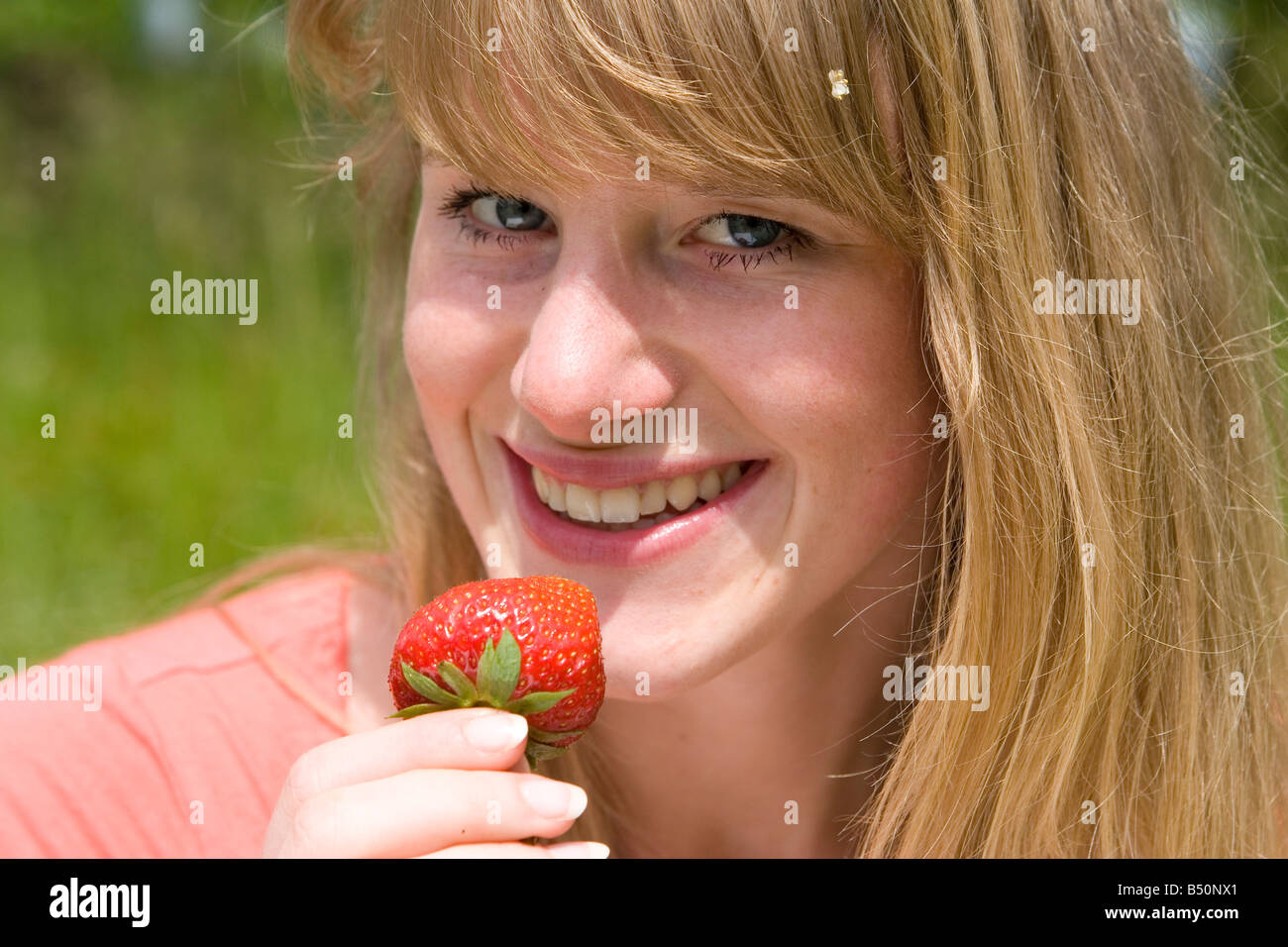 Women eat an strawberry - Frau ißt einen Erdbeerel – gesundes Obst ...