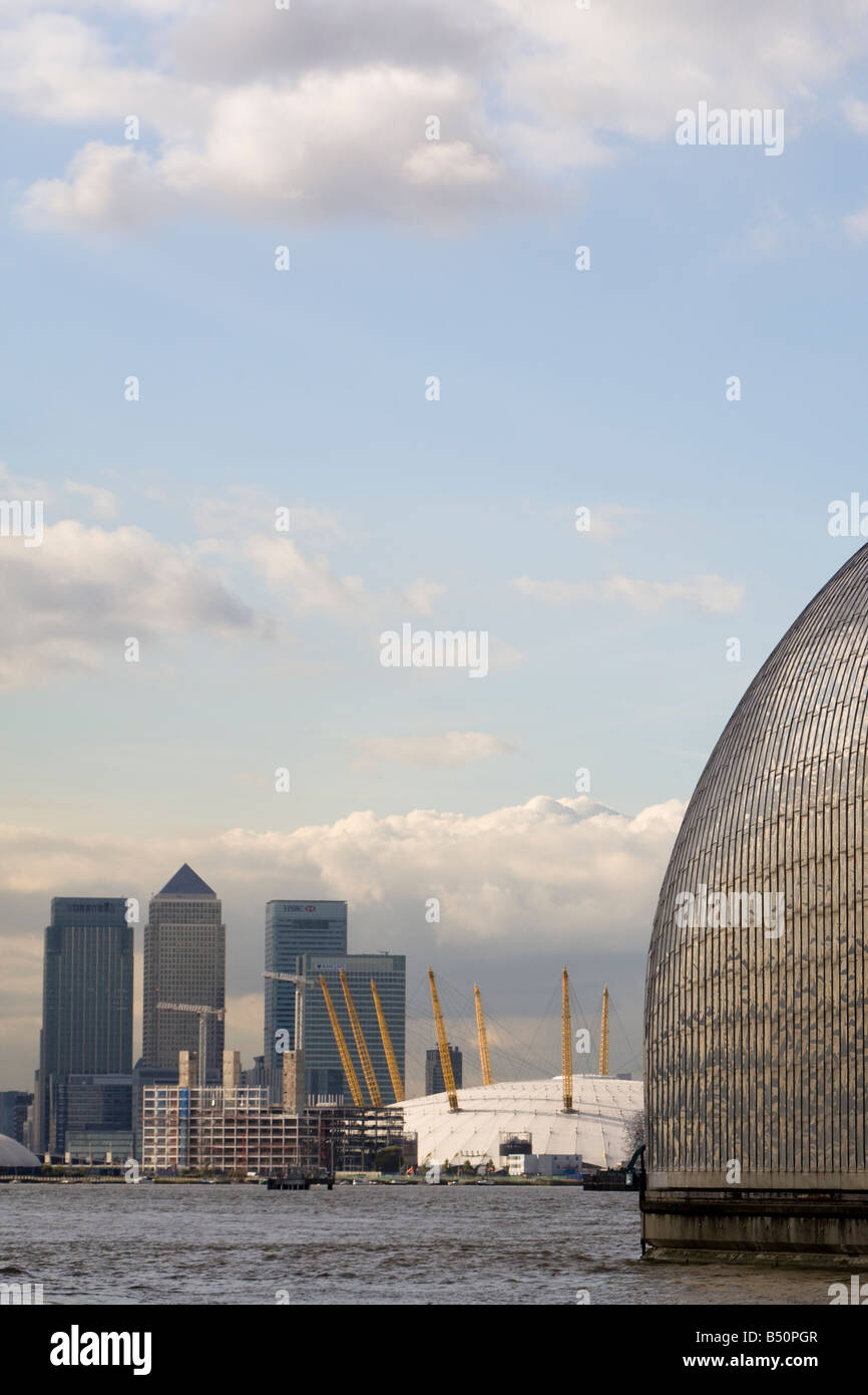 Canary wharf centre and the o2 arena hi-res stock photography and ...