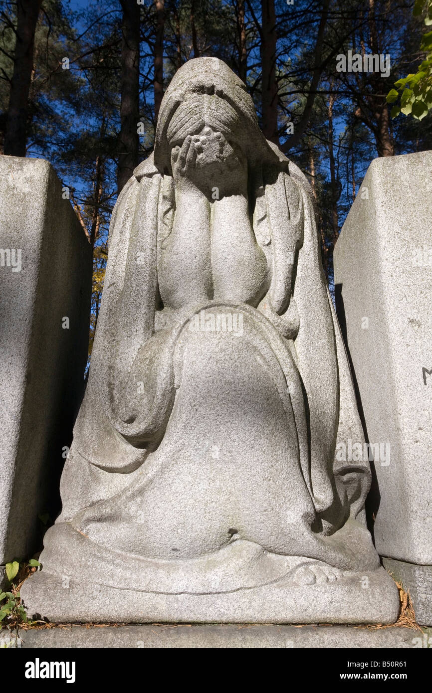 Graveyard sculpture female hi-res stock photography and images - Alamy