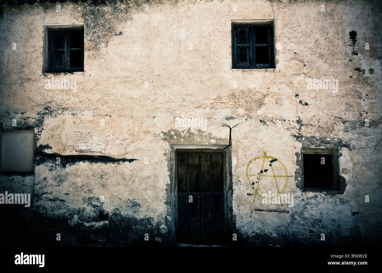 Old haunted mansion house broken hi-res stock photography and images ...