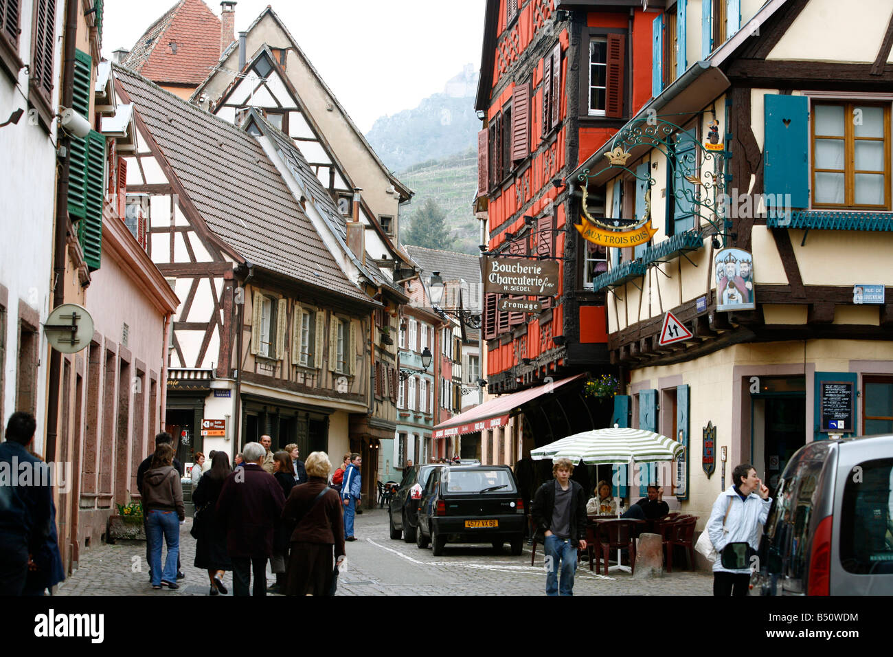 Village street scene france hi-res stock photography and images - Alamy