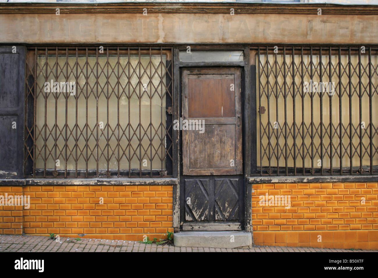 Shop front closed hi-res stock photography and images - Alamy