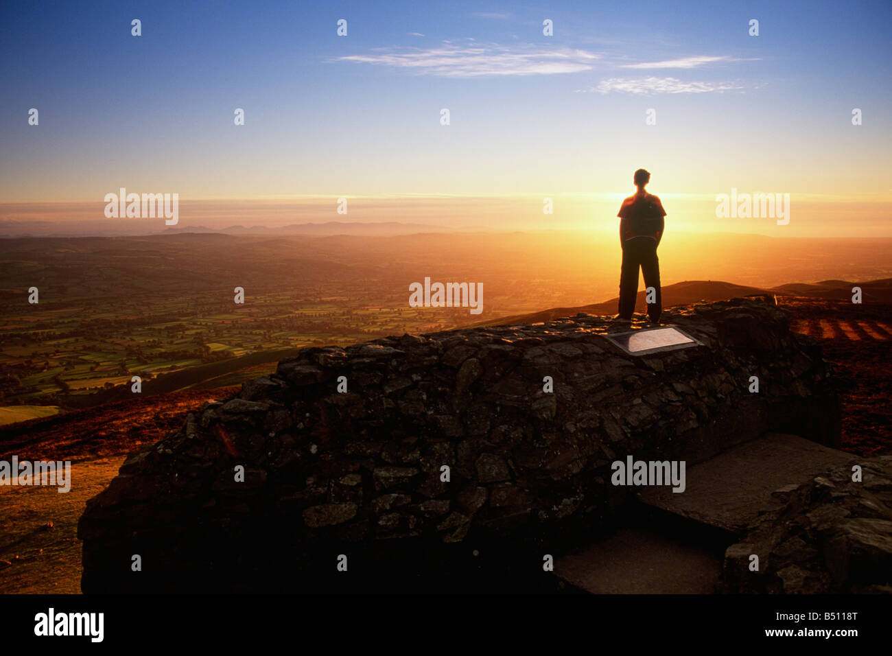 Moel Famau summit Jubilee Tower sunset Vale of Clwyd North Wales Stock ...