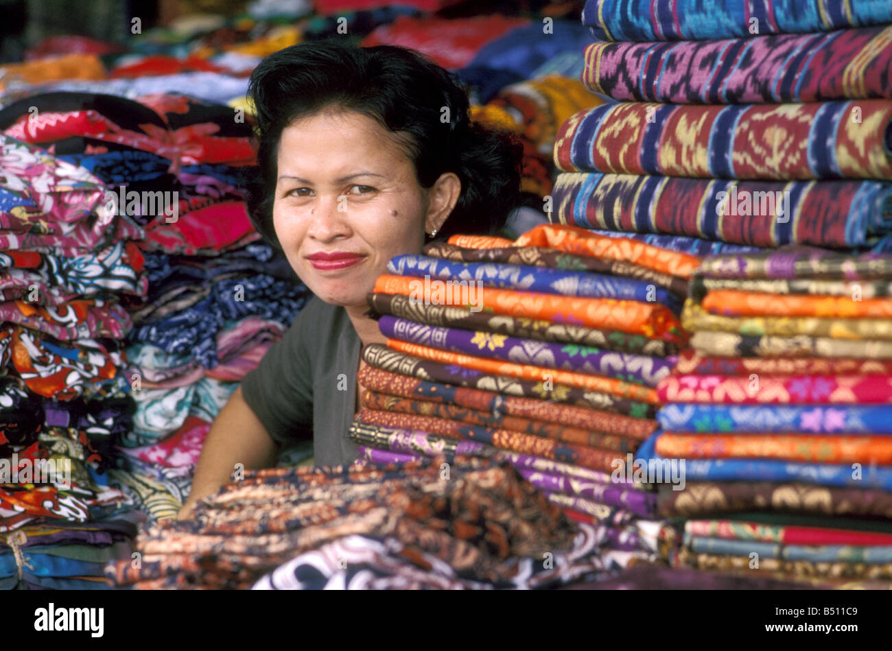 pasar kumbasari craft stall denpasar bali indonesia Stock Photo - Alamy