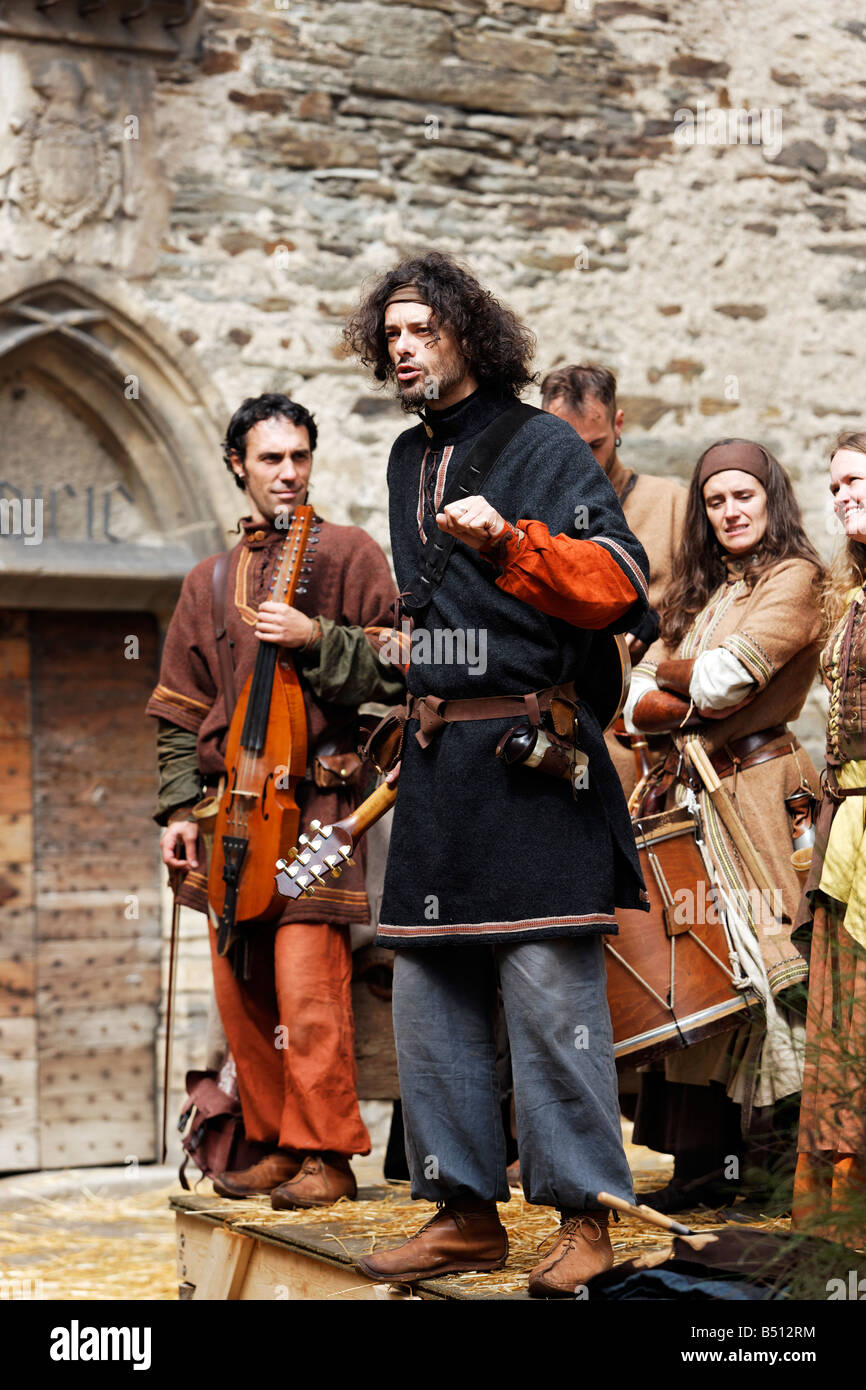 Medieval singer hi-res stock photography and images - Alamy