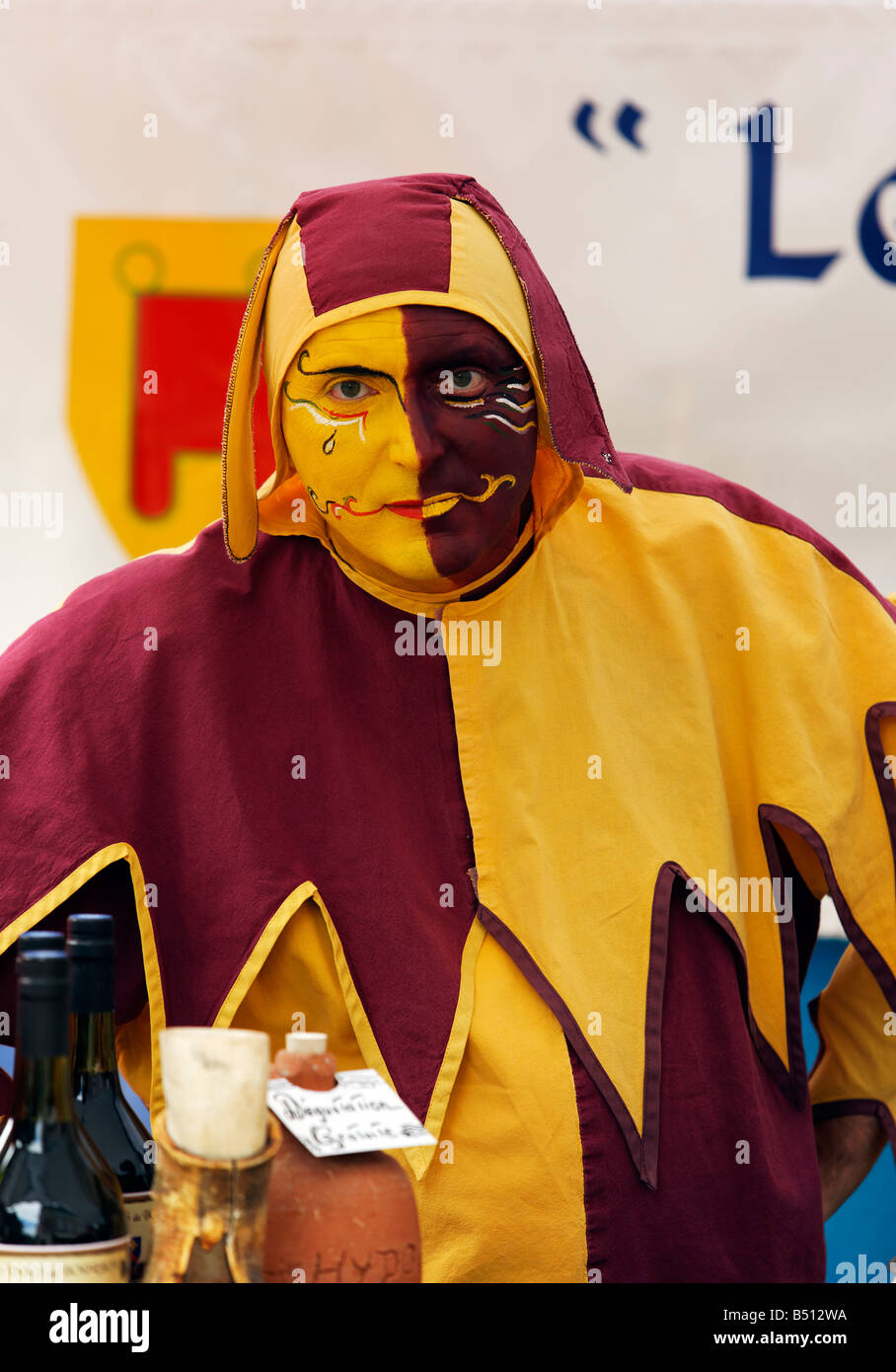 Street entertainer jester hi-res stock photography and images - Alamy