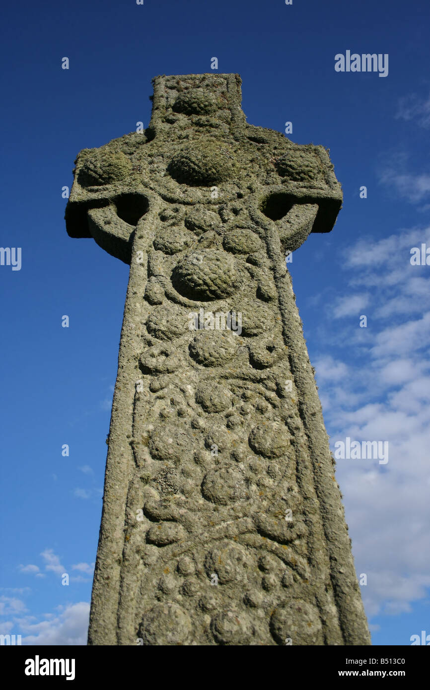 Looking up Celtic cross near Iona Abbey Scotland Stock Photo - Alamy