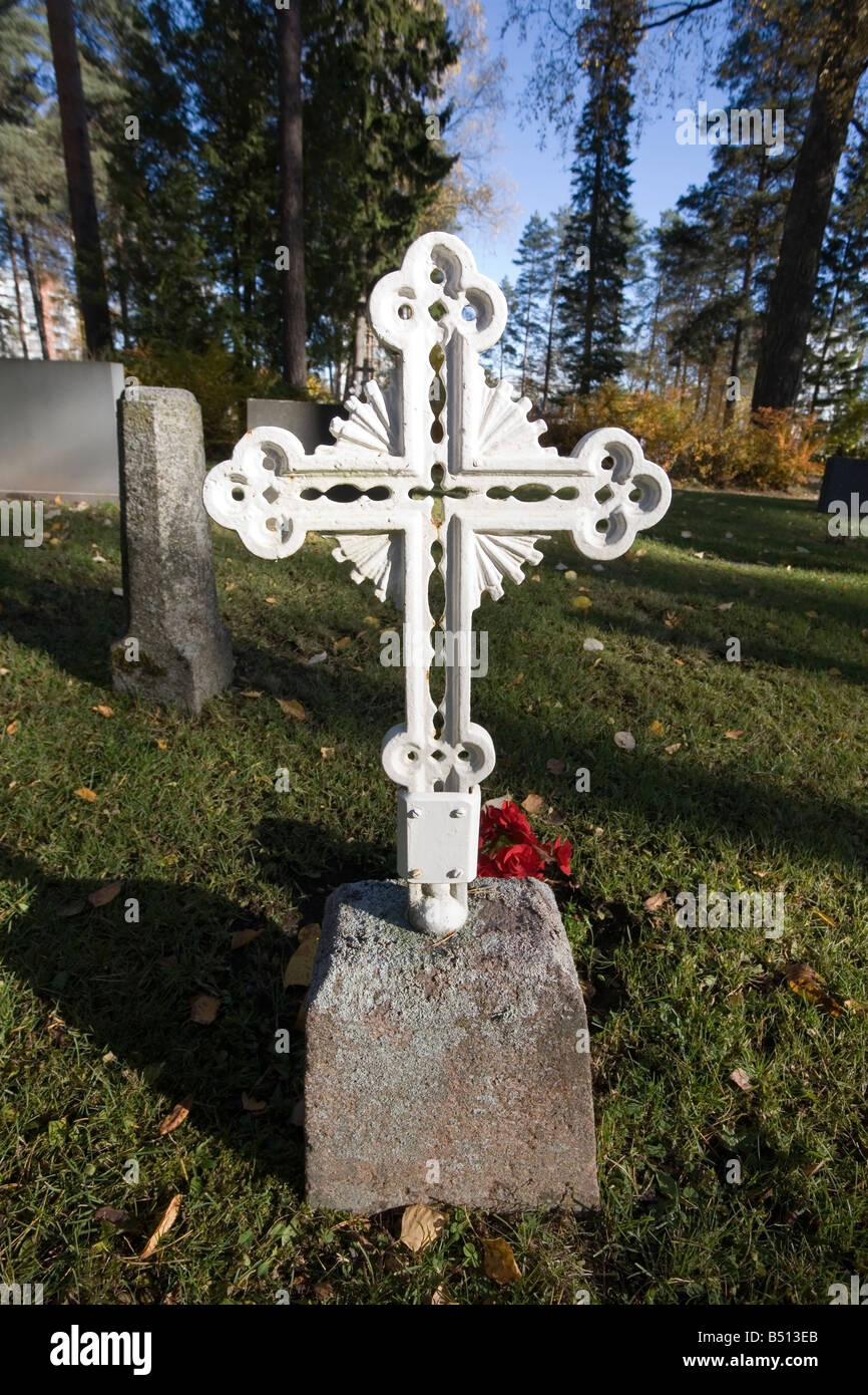 cross on grave Stock Photo - Alamy