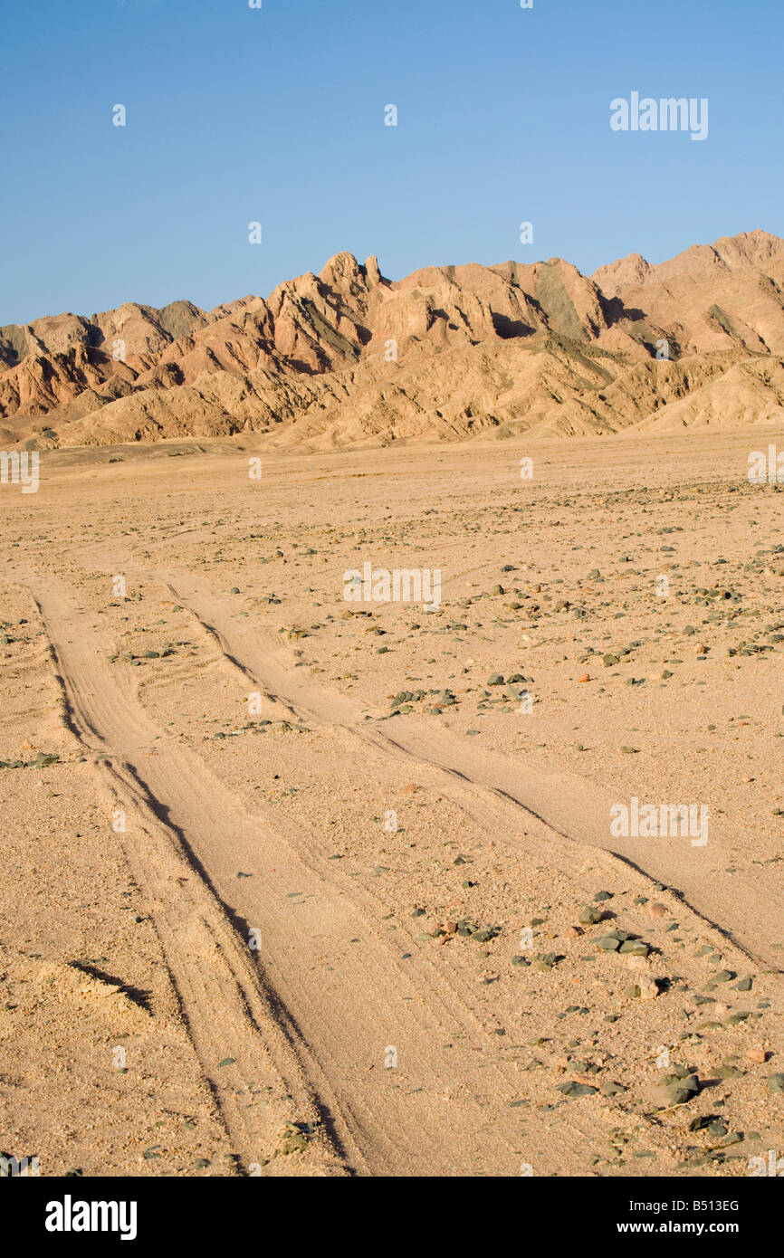 Vehicle tracks in desert hi-res stock photography and images - Alamy