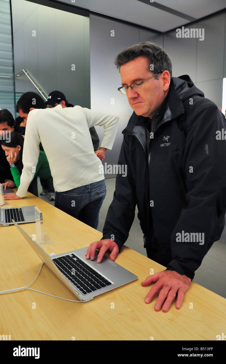 Client in a Mac computer store Montreal Stock Photo - Alamy