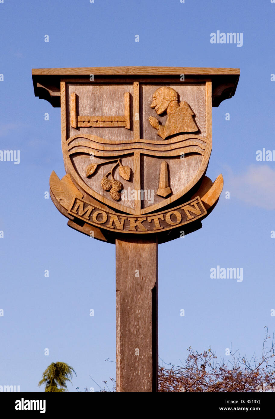 Village sign board hi-res stock photography and images - Alamy