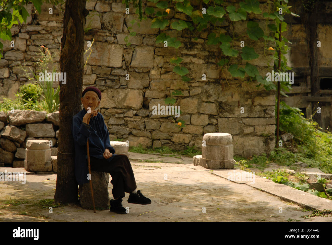 Family rests in shade hi-res stock photography and images - Alamy