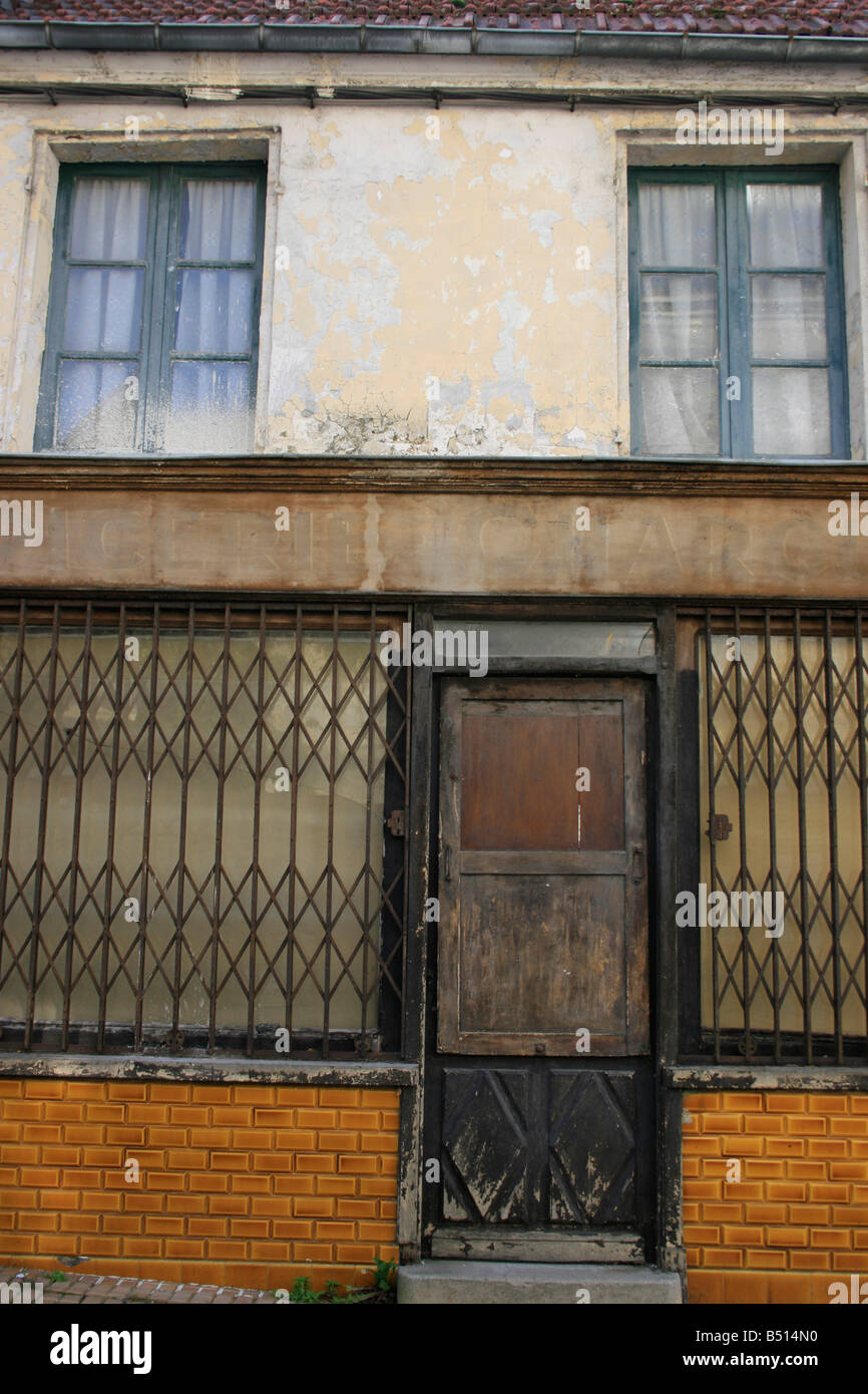 Facade of closed down grocer's shop Stock Photo - Alamy