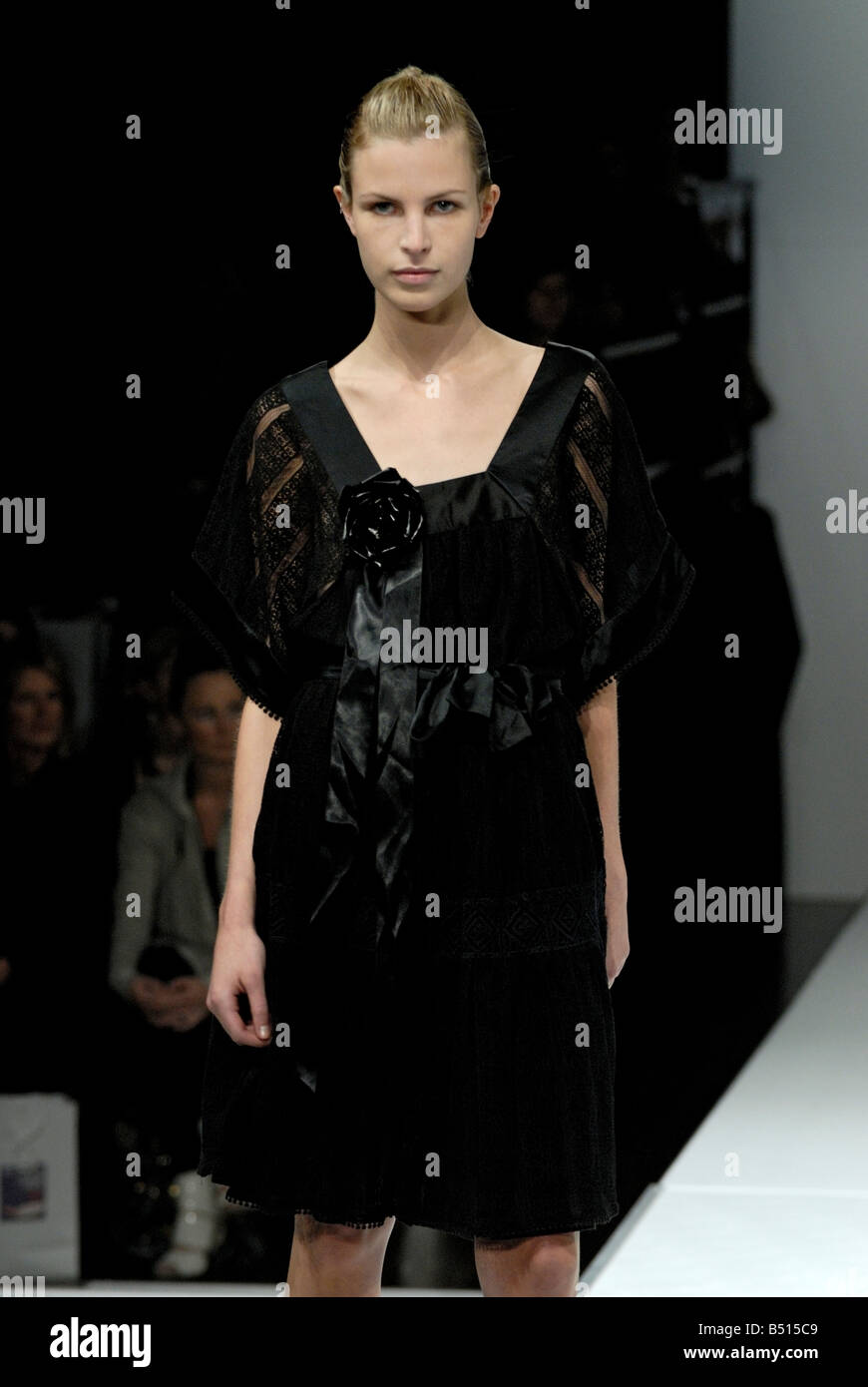 Model pose runway hi-res stock photography and images - Alamy