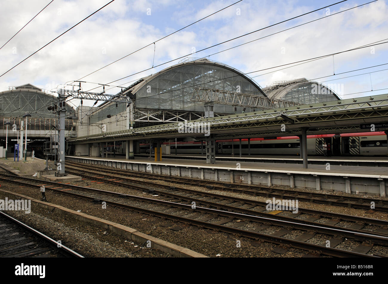 train at Manchester Piccadilly Station Virgin trains Stock Photo - Alamy