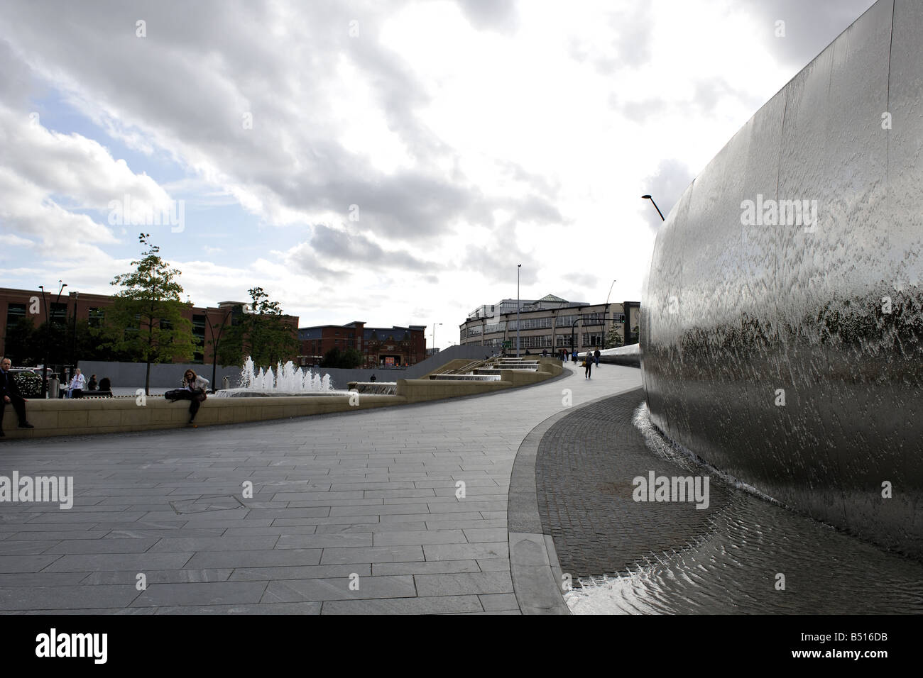 The water feature public area outside Sheffield Railway Station ...