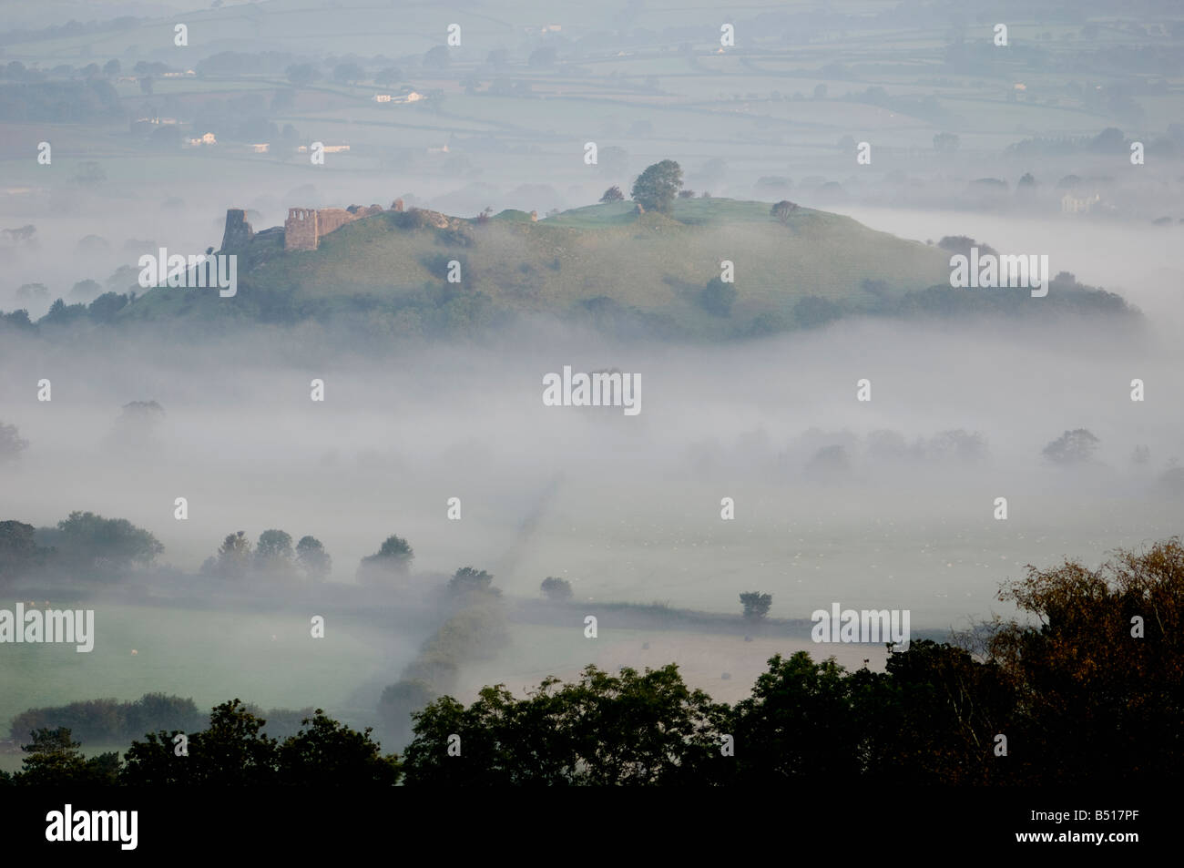 Wales mist uk castle hi-res stock photography and images - Alamy