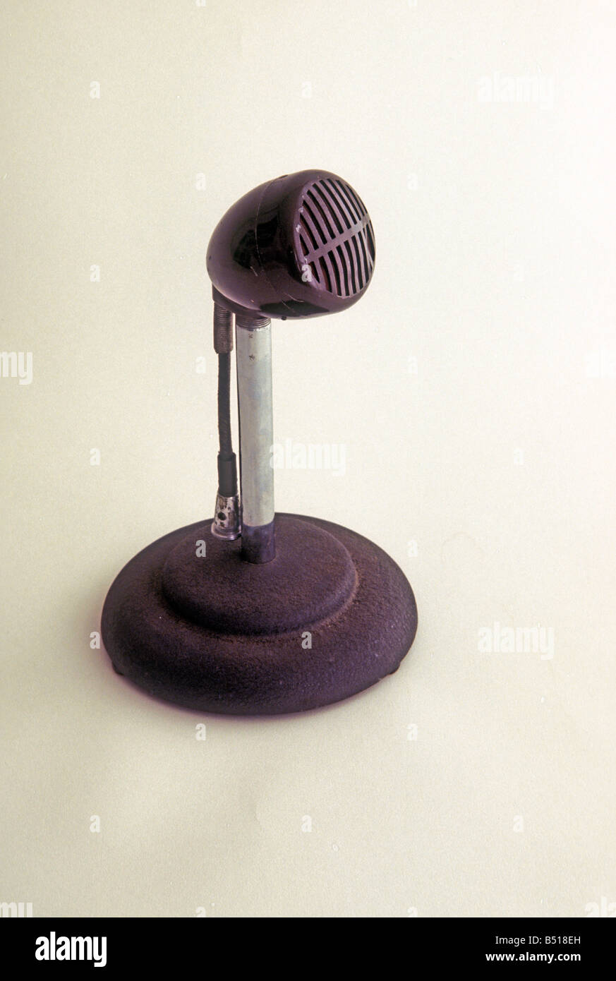 Old radio microphone hi-res stock photography and images - Alamy