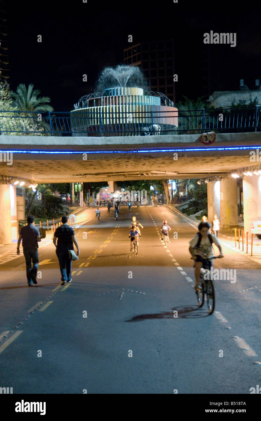 Israel Tel Aviv Dizengoff Square on Yom Kippur eve Stock Photo - Alamy