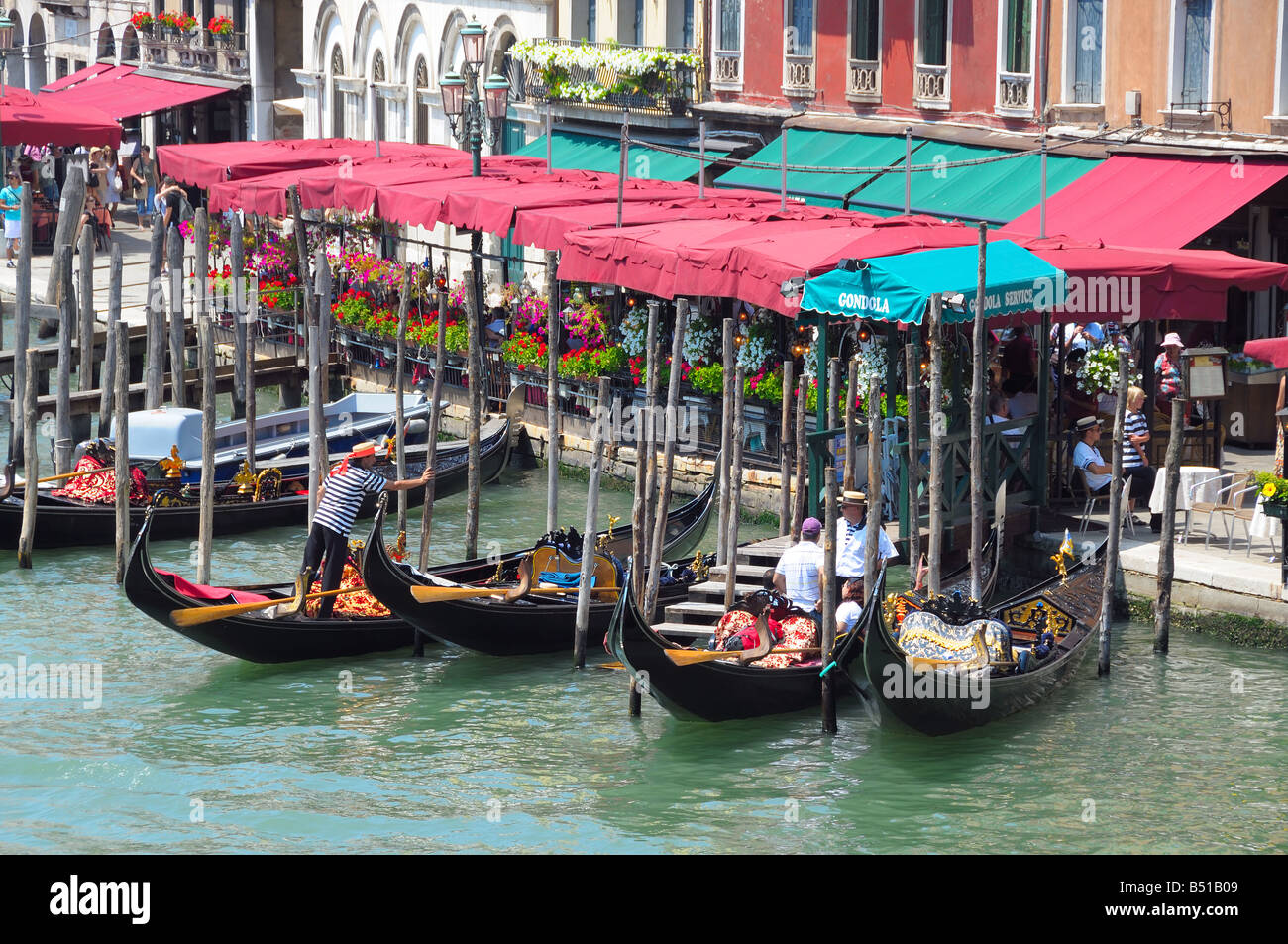 Gondoliers gondolas hi-res stock photography and images - Alamy