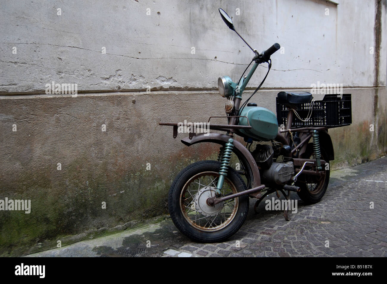 Rustic moped in Italy Stock Photo - Alamy