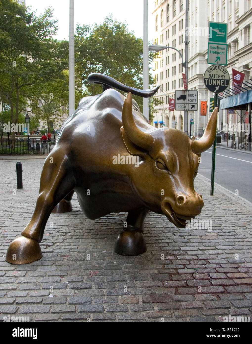 Wall Street Bull on Broadway in Lower Manhattan Stock Photo - Alamy