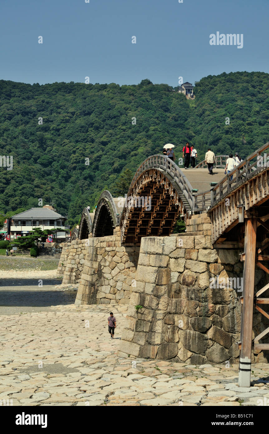 The wooden Kintai Bridge (Kintai-kyo) spanning the Nishiki river, Iwakuni, Japan 4/5 Stock Photo ...