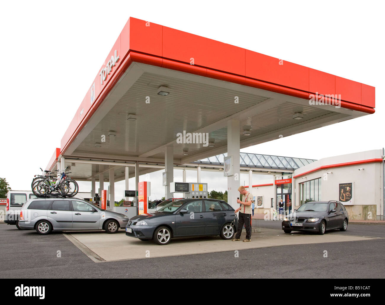 Cars at fuel pumps hi-res stock photography and images - Alamy