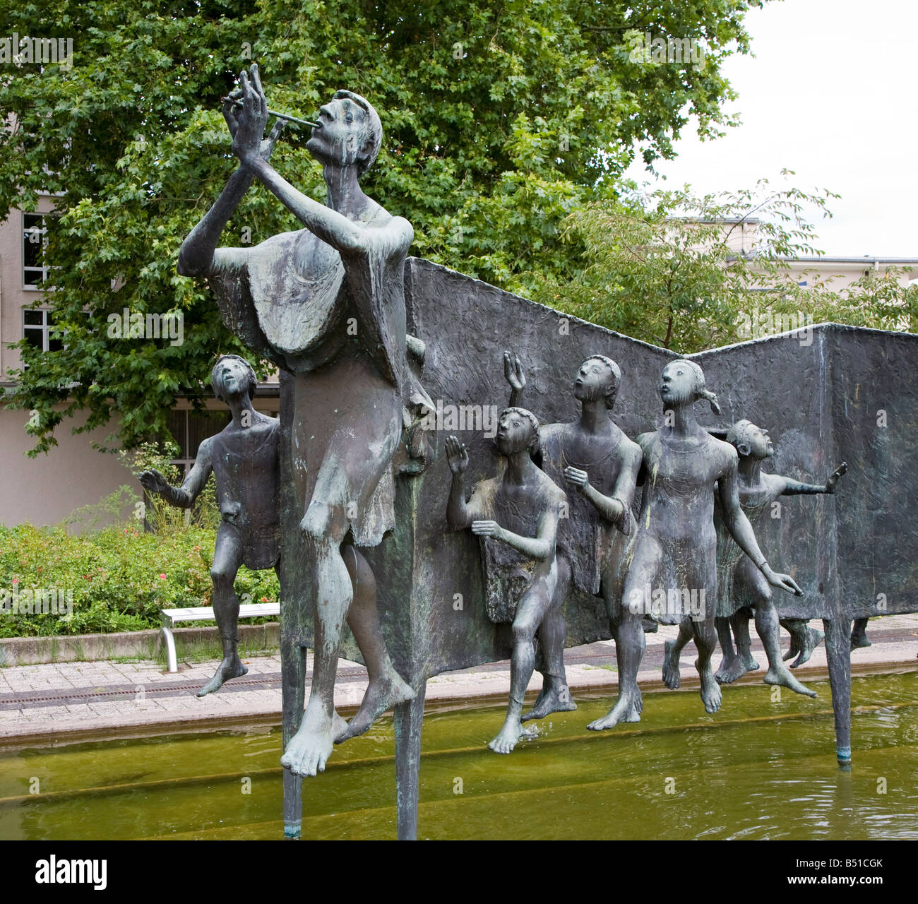 Pied Piper of Hamelin leading children statue Hamelin Germany Stock ...