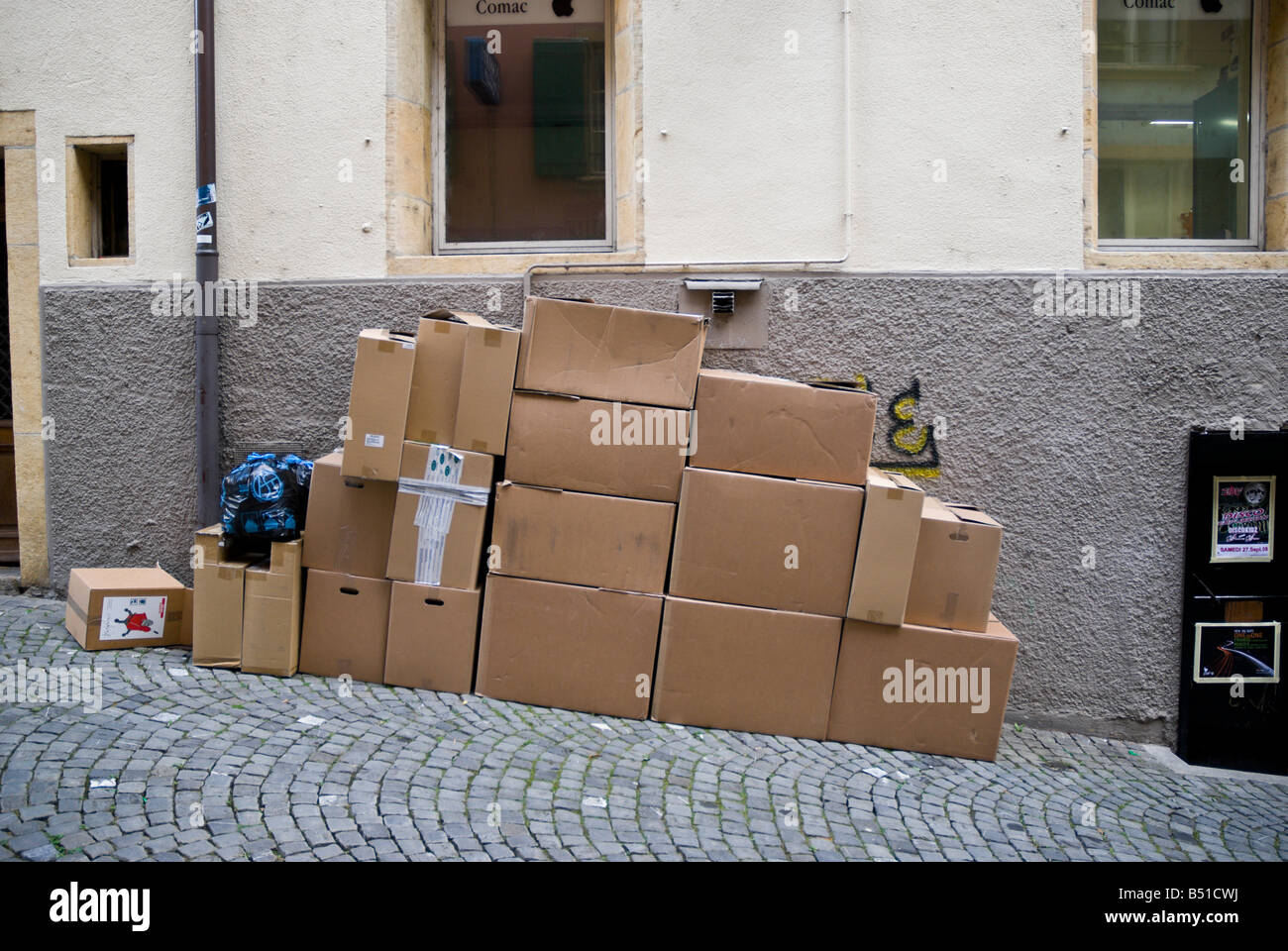 Empty boxes hi-res stock photography and images - Alamy