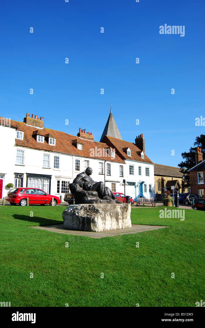 The Green showing Churchill Statue, Westerham, Kent, England, United ...