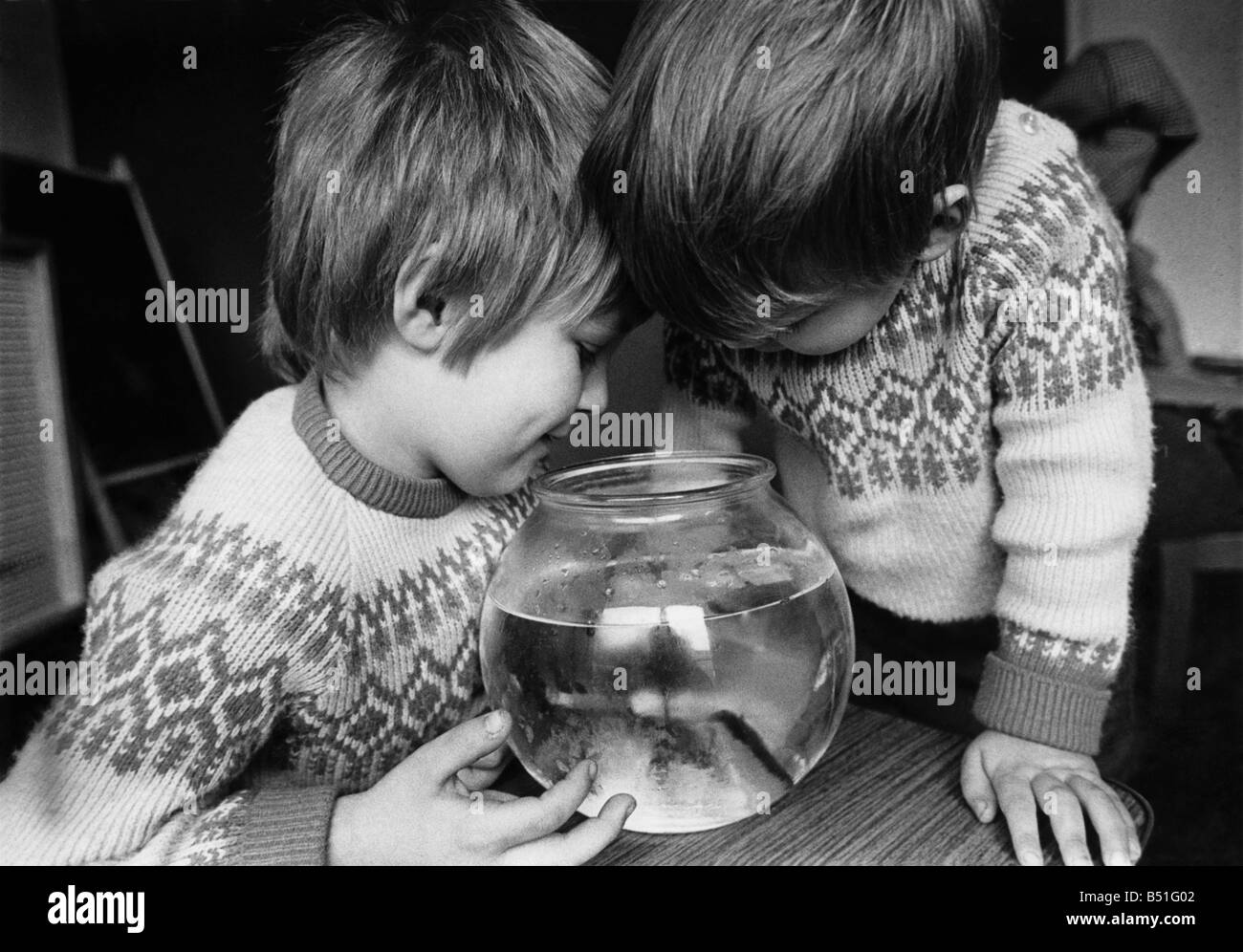 Children with fish hi-res stock photography and images - Alamy